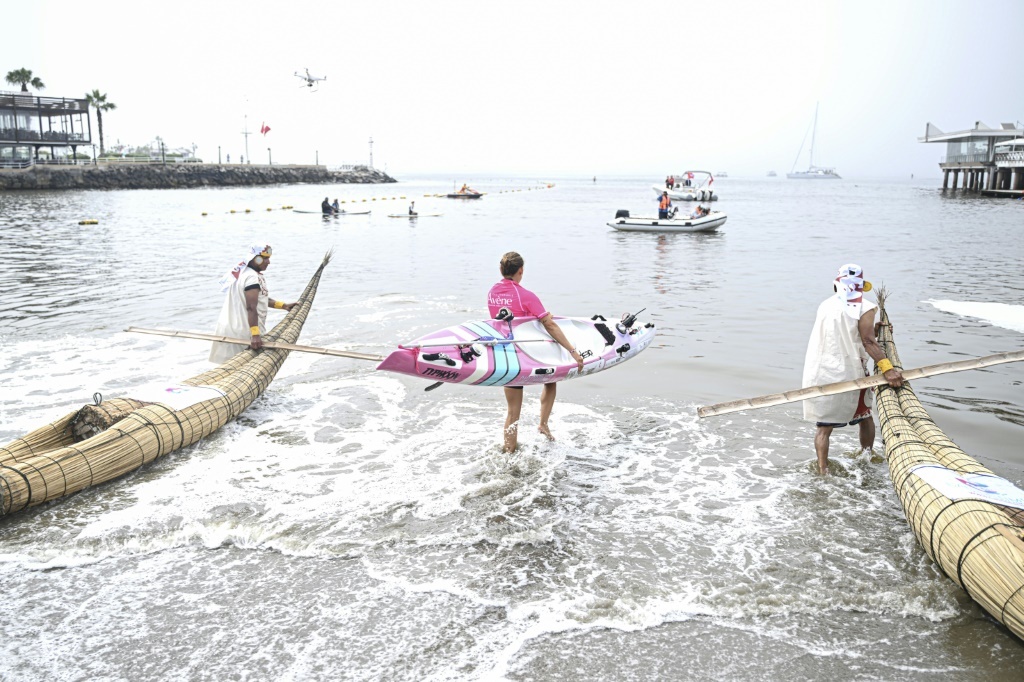 Six women in Peru embark on transoceanic voyage on paddle board