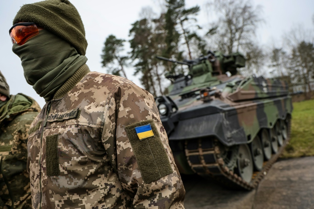 Ukrainian soldiers take German tank course in double time