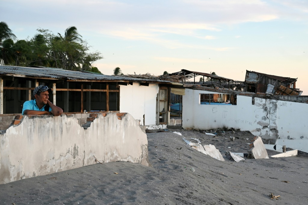 Rising seas eating away at Honduran fishing village