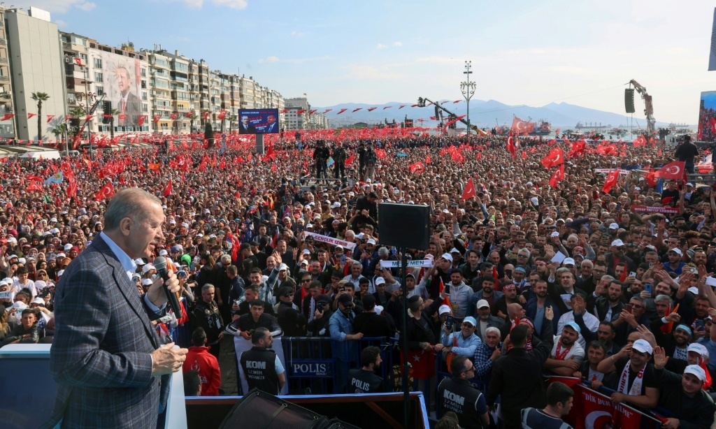 Erdogan, rival draw vast crowds ahead of May 14 vote