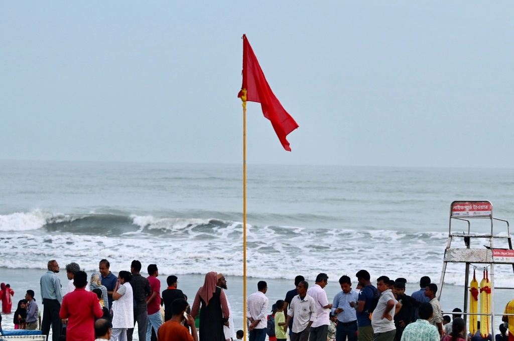 Thousands flee as Cyclone Mocha approaches Myanmar, Bangladesh