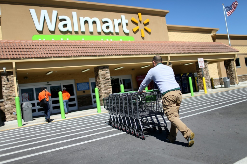 Walmart lifts forecast as it wins US grocery consumers due to inflation