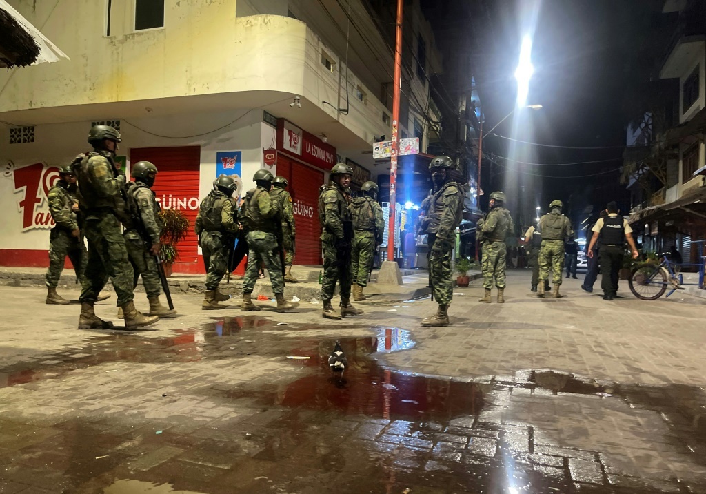 Gunmen kill six in Ecuador tourist town: prosecutors