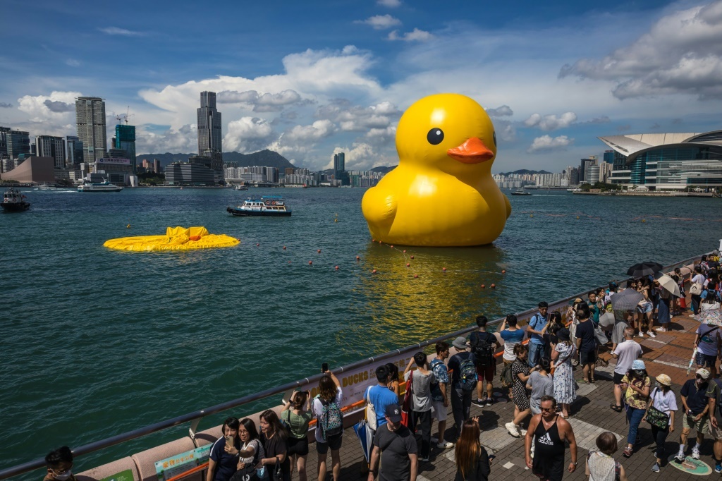 Giant rubber duck no match for Hong Kong's baking heat